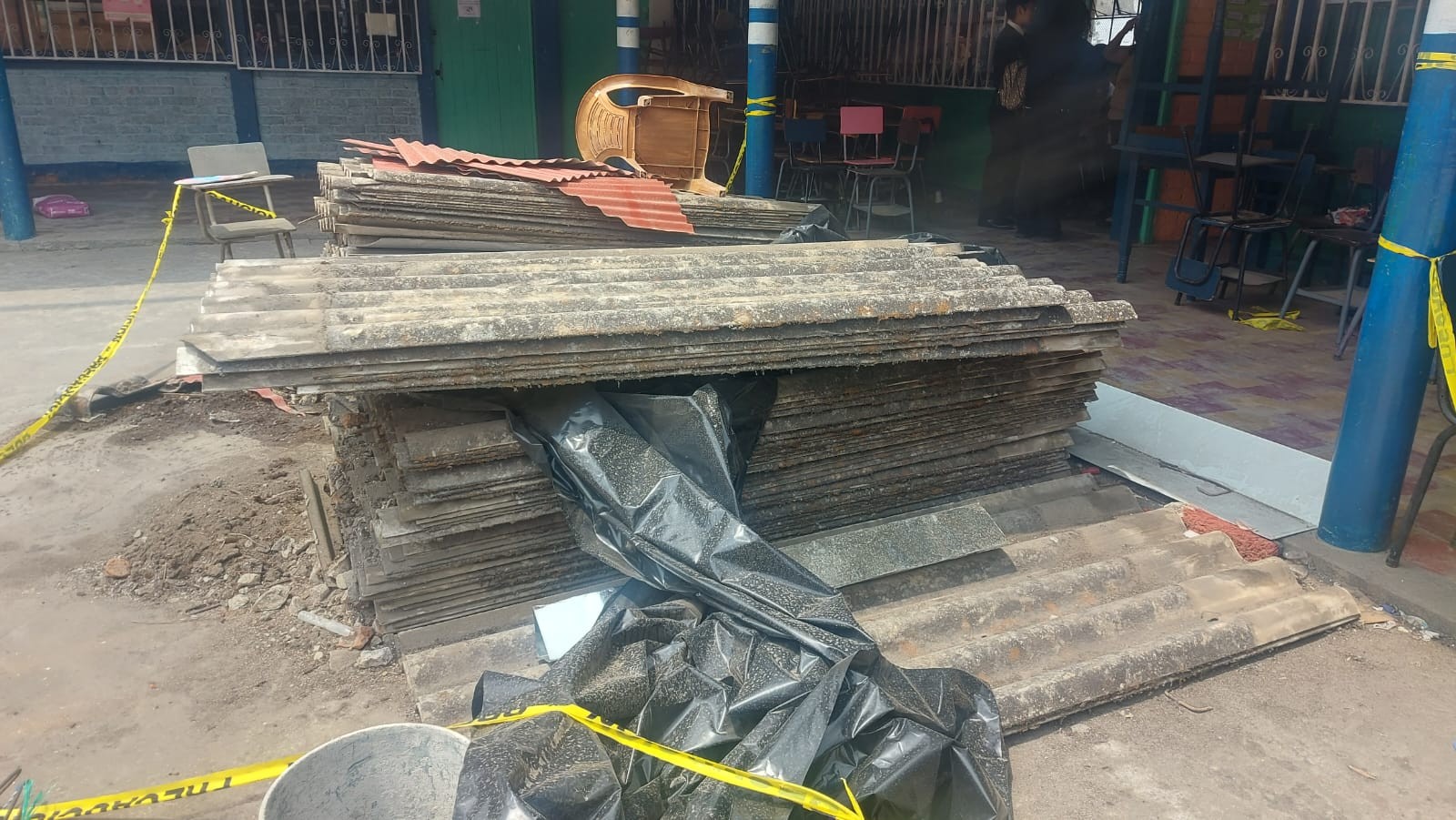 Luego de 75 años cambian láminas de la Escuela Esteban Figueroa