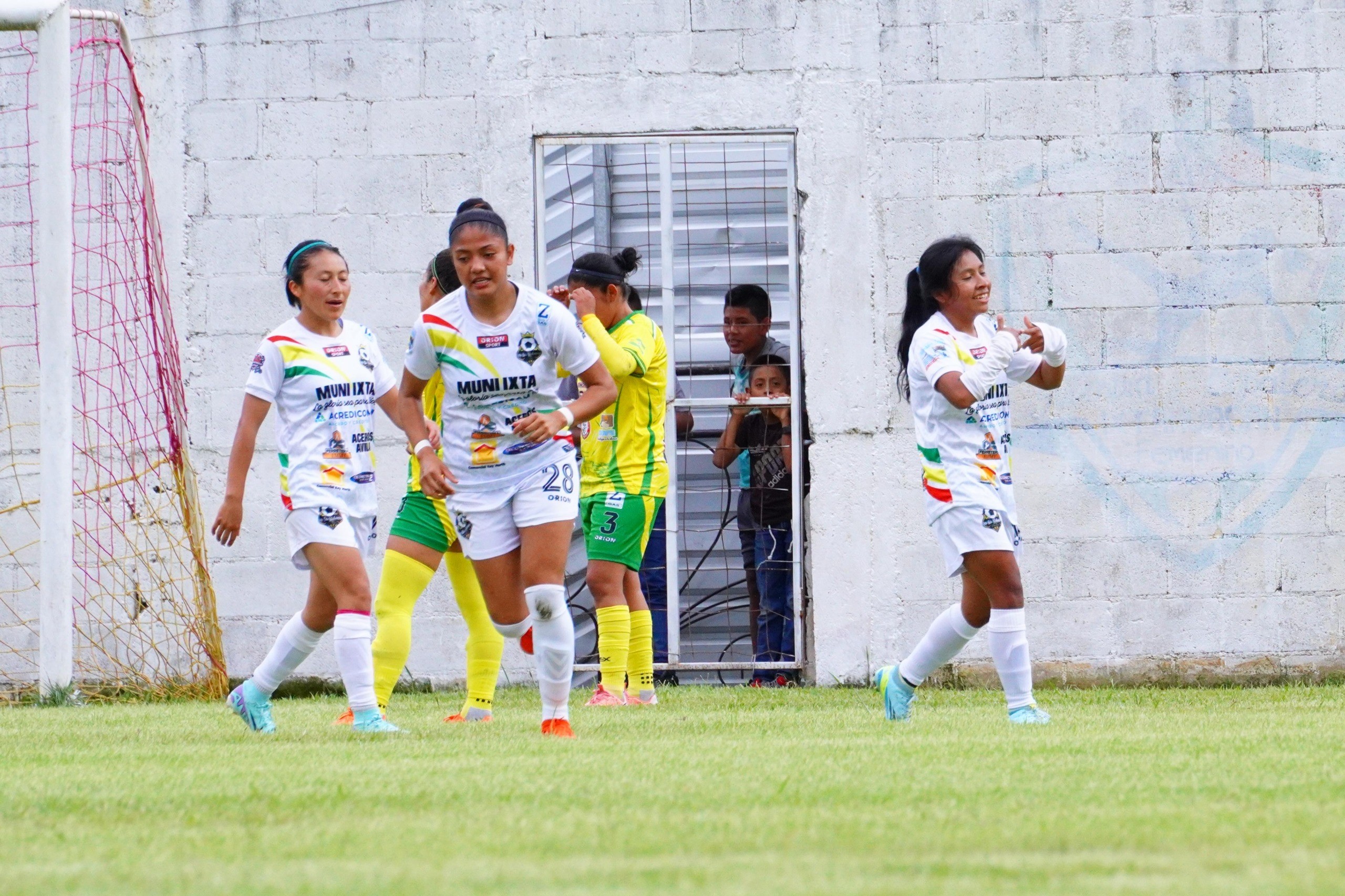 Deportivo Ixtahuacán golea en el clásico femenino