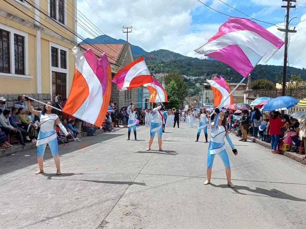 22 mil estudiantes saldrán a las calles para desfilar en Xelafer 2023