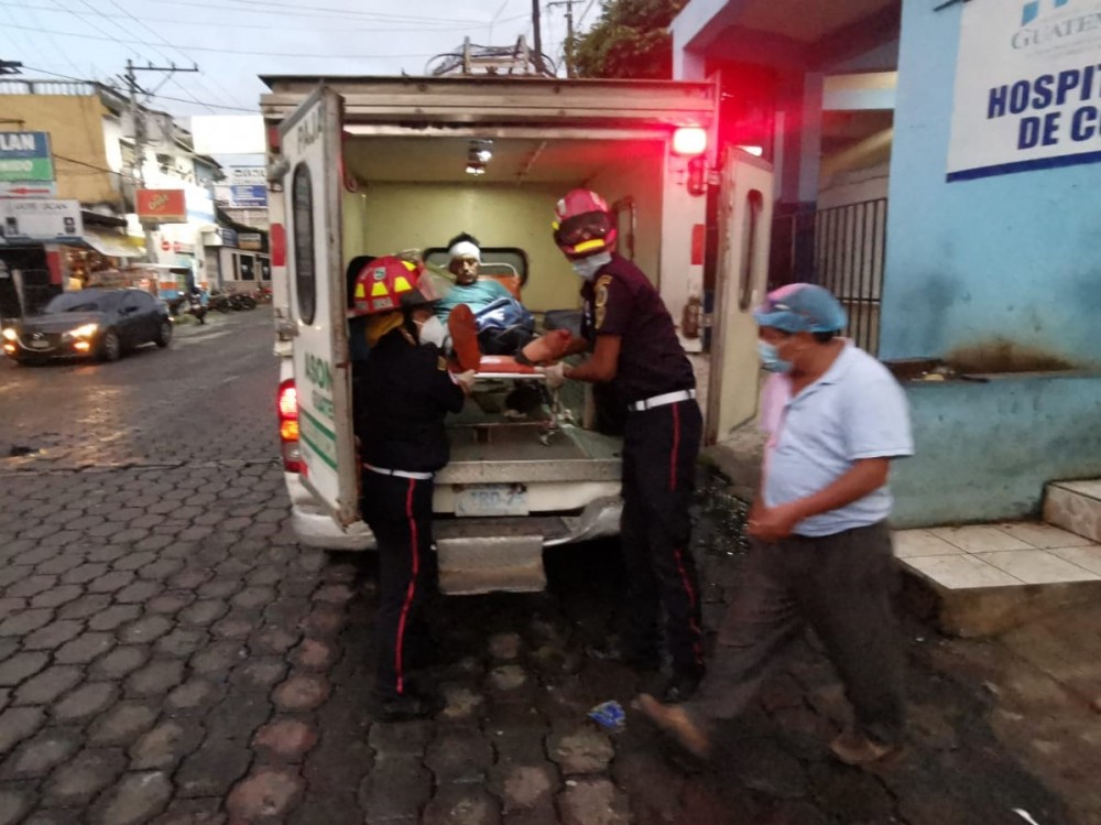 Hombre resulta herido de bala cuando ingería licor