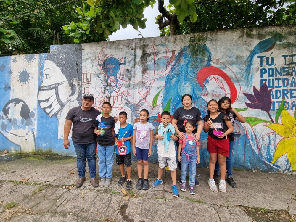 Niños de la academia "Pasión por el Arte” pintan mural en Mazatenango