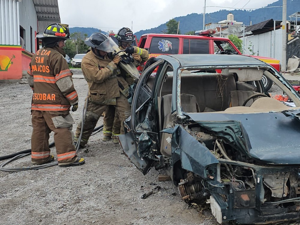 Realizan práctica sobre rescate de personas atrapadas en vehículos.