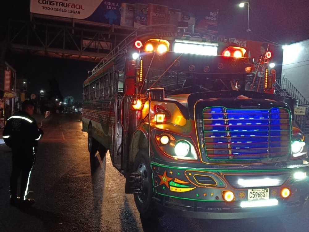 Terror en bus: un muerto y dos heridos tras ataque armado