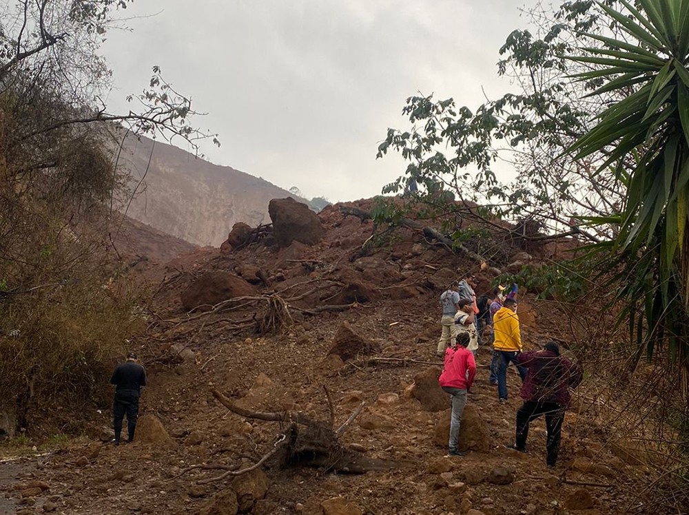 VIDEO: Tres heridos y un niño muerto tras derrumbe en Santa Rosa