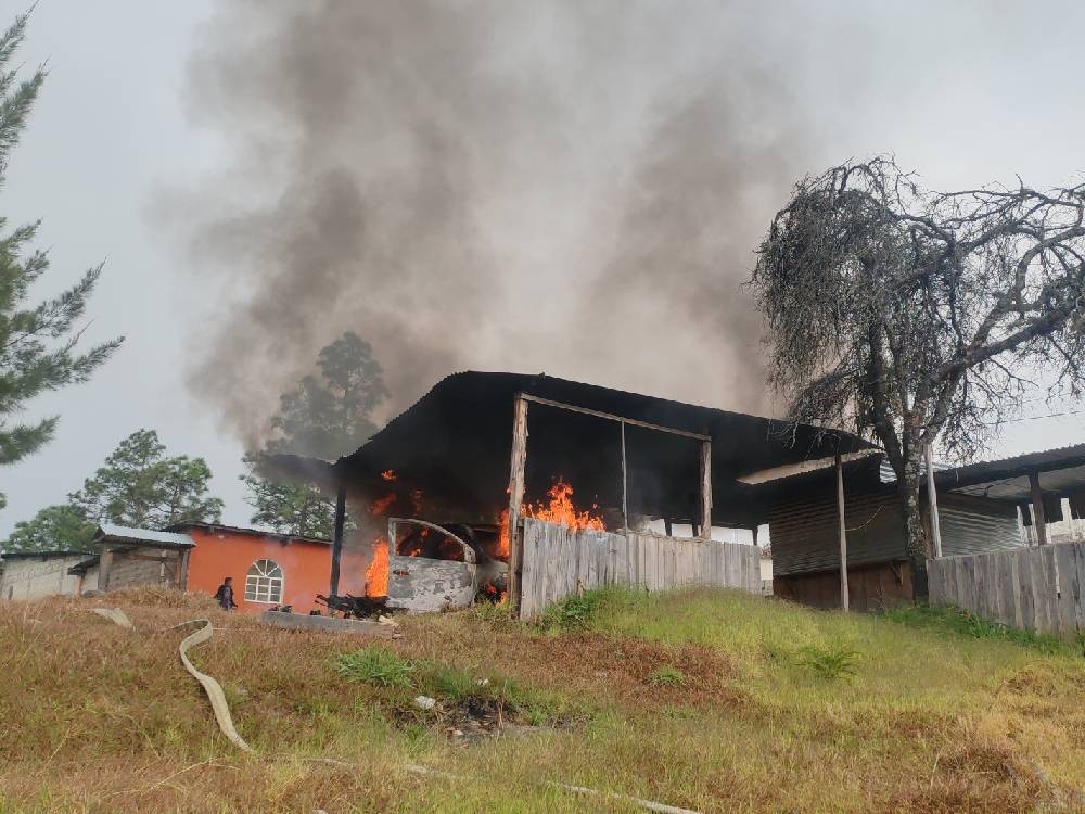 Vehículo es consumido por el fuego